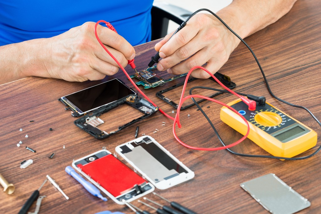 Gadget Repair: Avoiding Mistakes When Handling Repairs | Crown Round Table